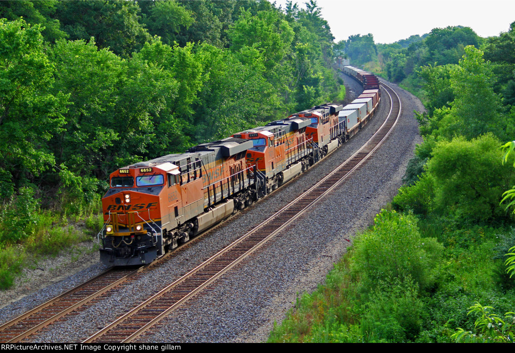 BNSF 6652 Leads a Wb stack train intto the Curves!